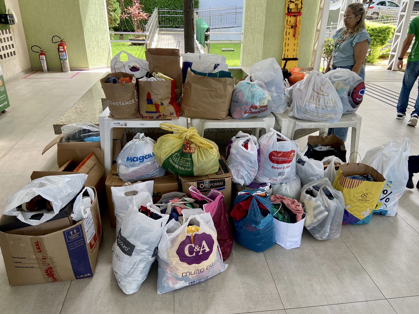 Mais de 1.500 peças de vestuário são doadas pelo Grupo de Voluntários ...